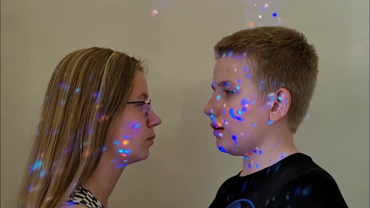 Rozhovor AI o AI (modrá světýlka) - YouTube