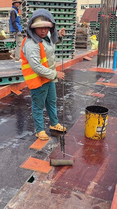 Oiling formwork #shorts #construction #building #civilengineering - YouTube