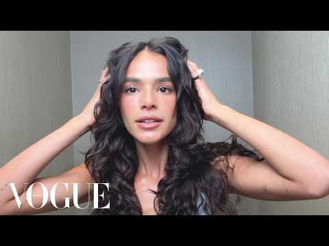 Bruna Marquezine fala sobre transição capilar e favoritos da k-beauty | Segredos de Beleza | Vogue