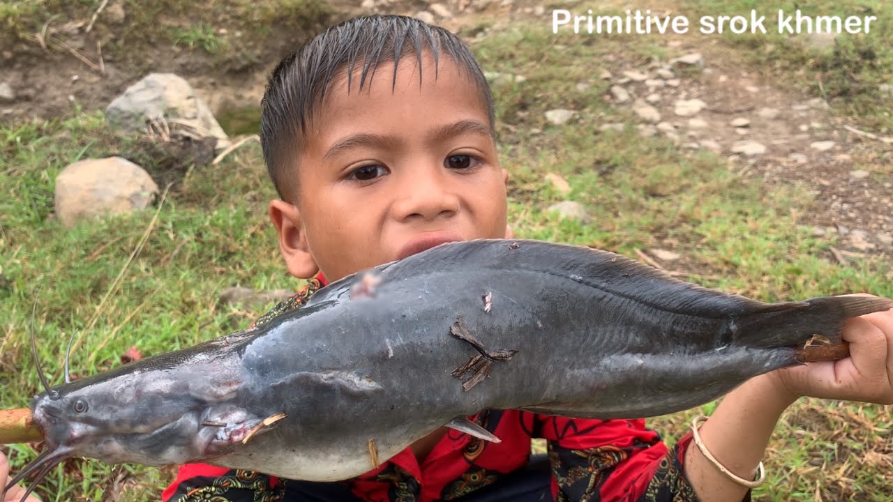 Boy eating big fish - YouTube