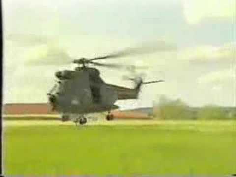 Crazy helicopter creash at landing - YouTube