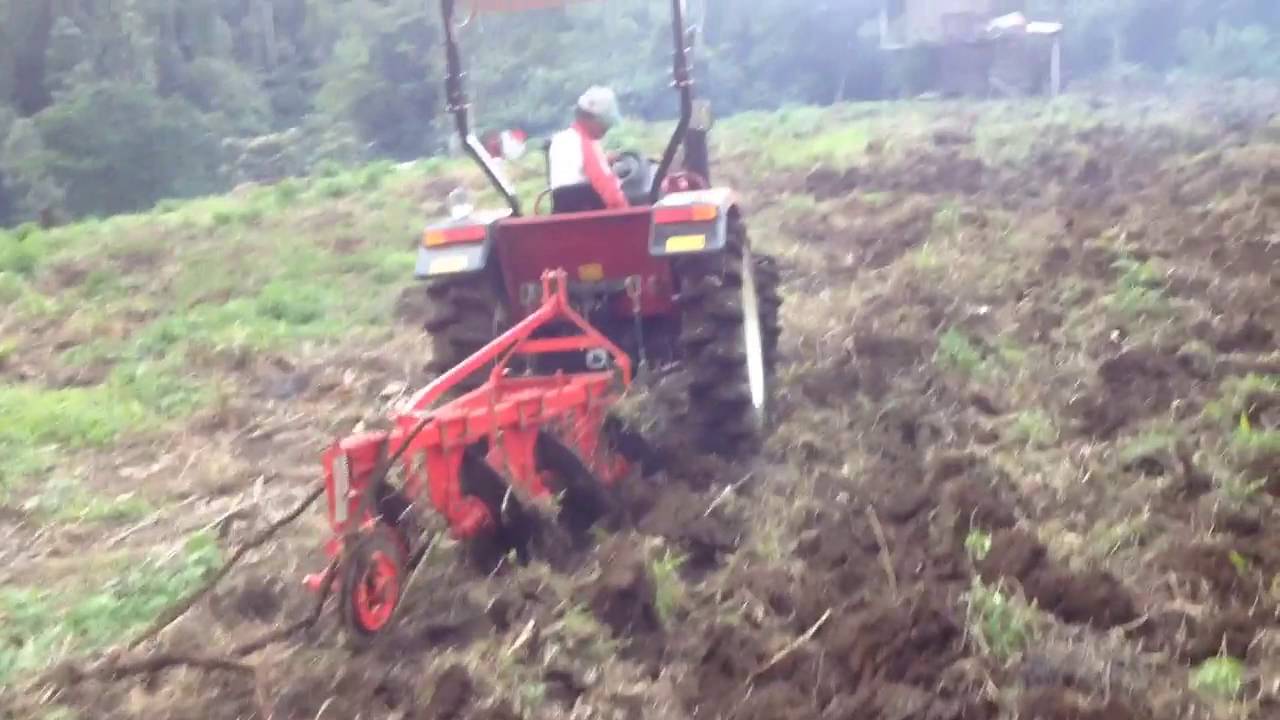 Bajak Traktor Tractor Plowing - YouTube