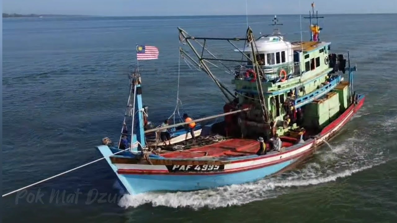 nelayan pukat suluh bilis Tok Bali menunda bot pukat jerut PAF4995 ...