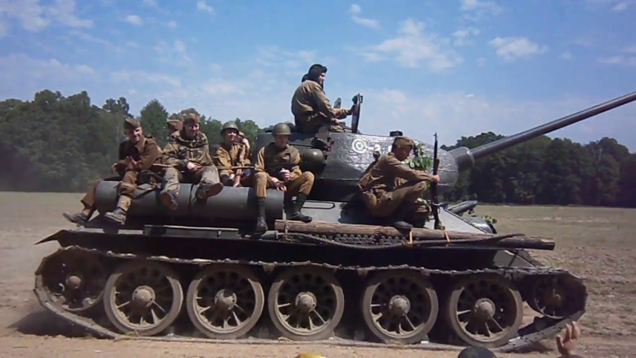 Tank T 34 with solders - YouTube