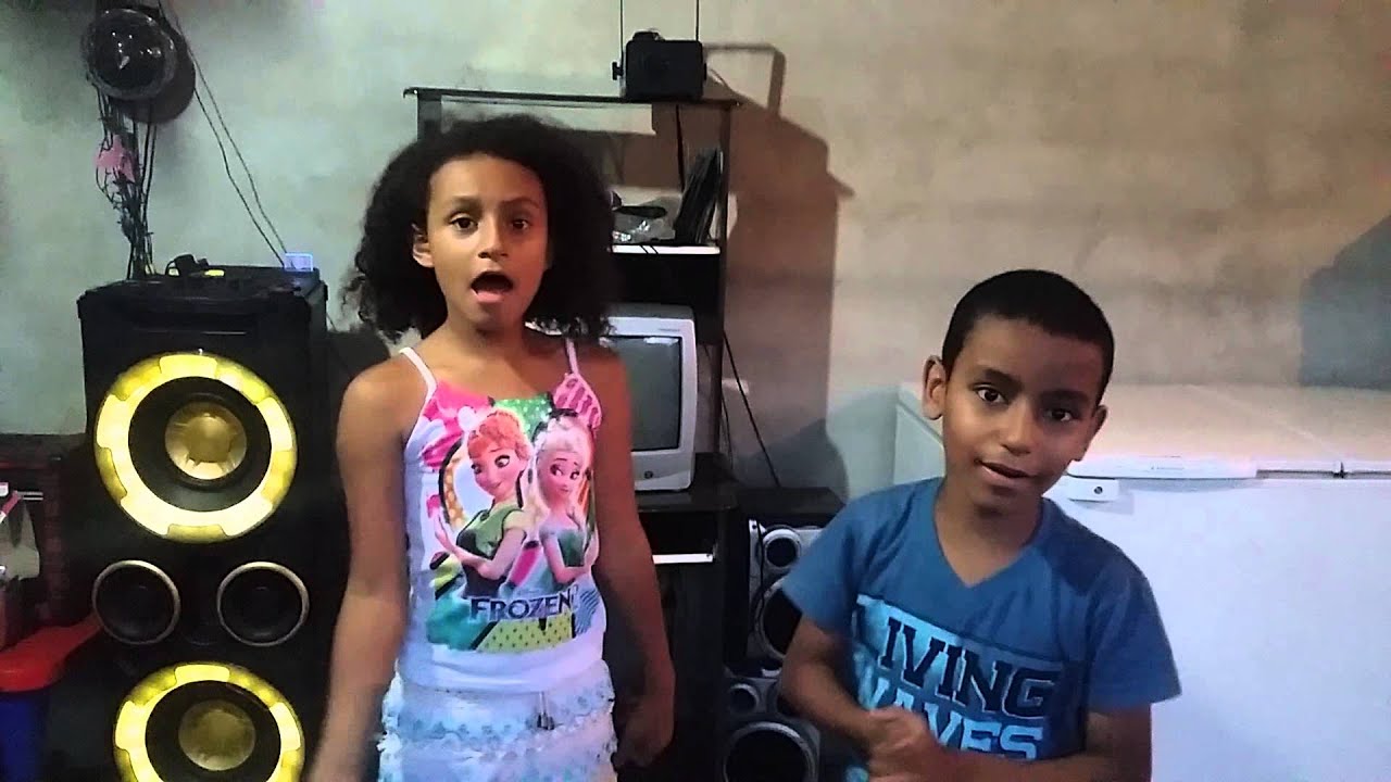 Irmãos Diferentes cantando e dançando - YouTube