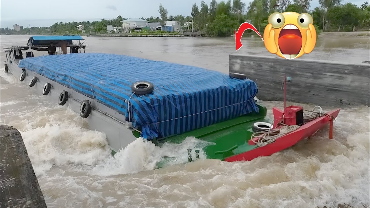 Rice boat accelerates terribly through the culvert - YouTube