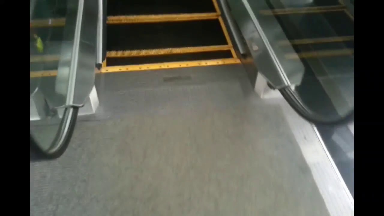 Sigma escalators Oakwood Premier Cozmo, Jakarta - YouTube