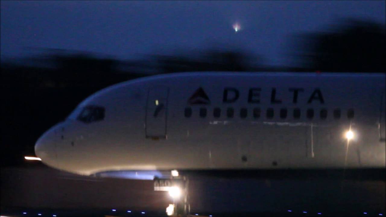 Delta 757-200 N650DL Taking Off from Oakland County Airport - YouTube