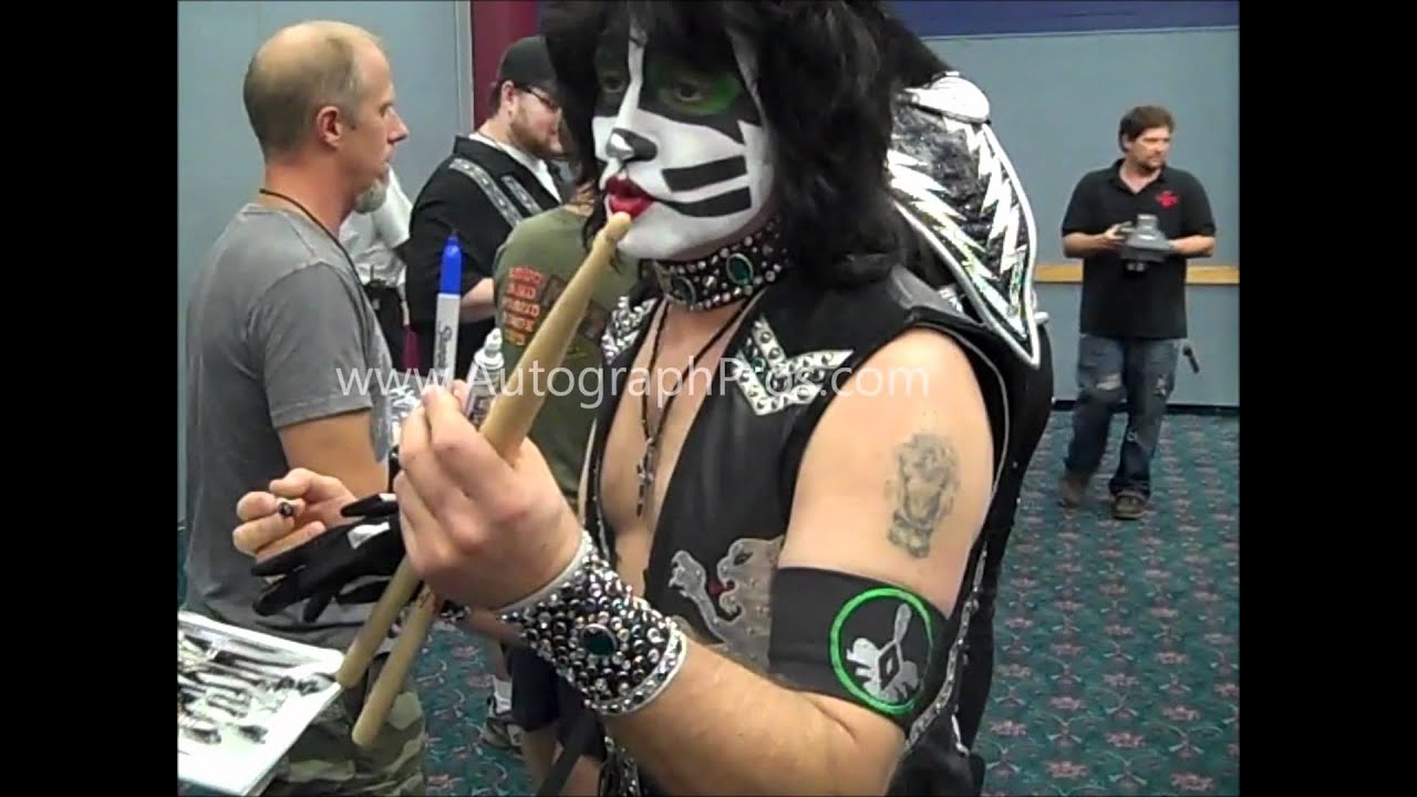 Kiss Eric Singer Signing Autographs Backstage 2011 for Autograph Pros ...