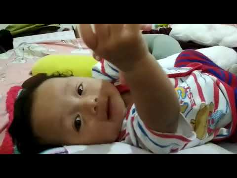 Alhamdulillah, Dik Abdullah sudah mulai suka ngemut-ngemut jarinya,