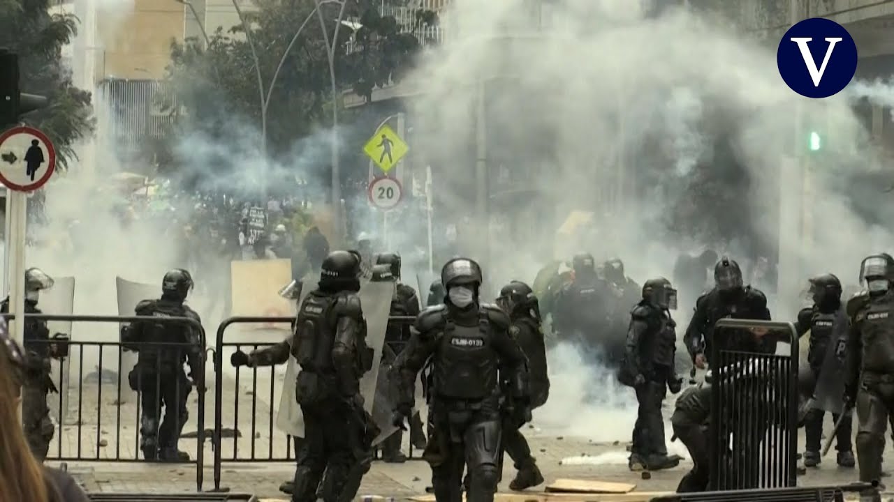 Graves disturbios en Colombia contra la reforma fiscal - YouTube