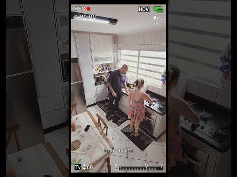 Camera pegou encanador que chamei com minha esposa e agora