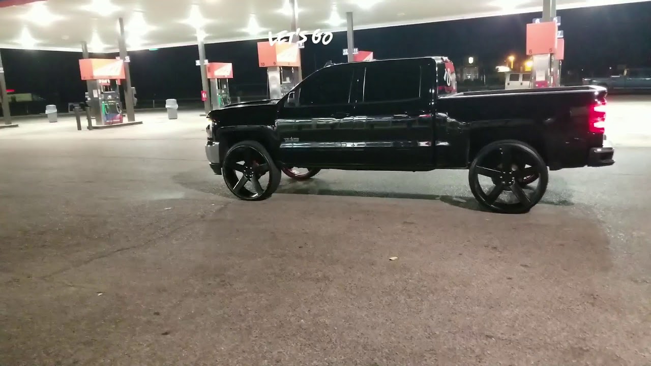 2016 Silverado on 30 inch Dub Ballers Burnout - YouTube