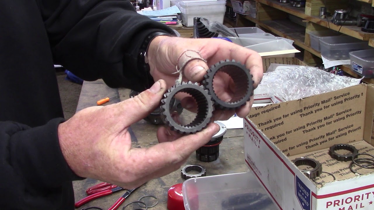 FACTORY FORD SUPER DUTY LOCKERS VS. AFTERMARKET AVM LOCKERS - YouTube