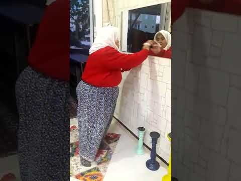 Aynada kendisini başkası sanıp kunuşan ninemiz :) The old woman who talked to herself in the mirror