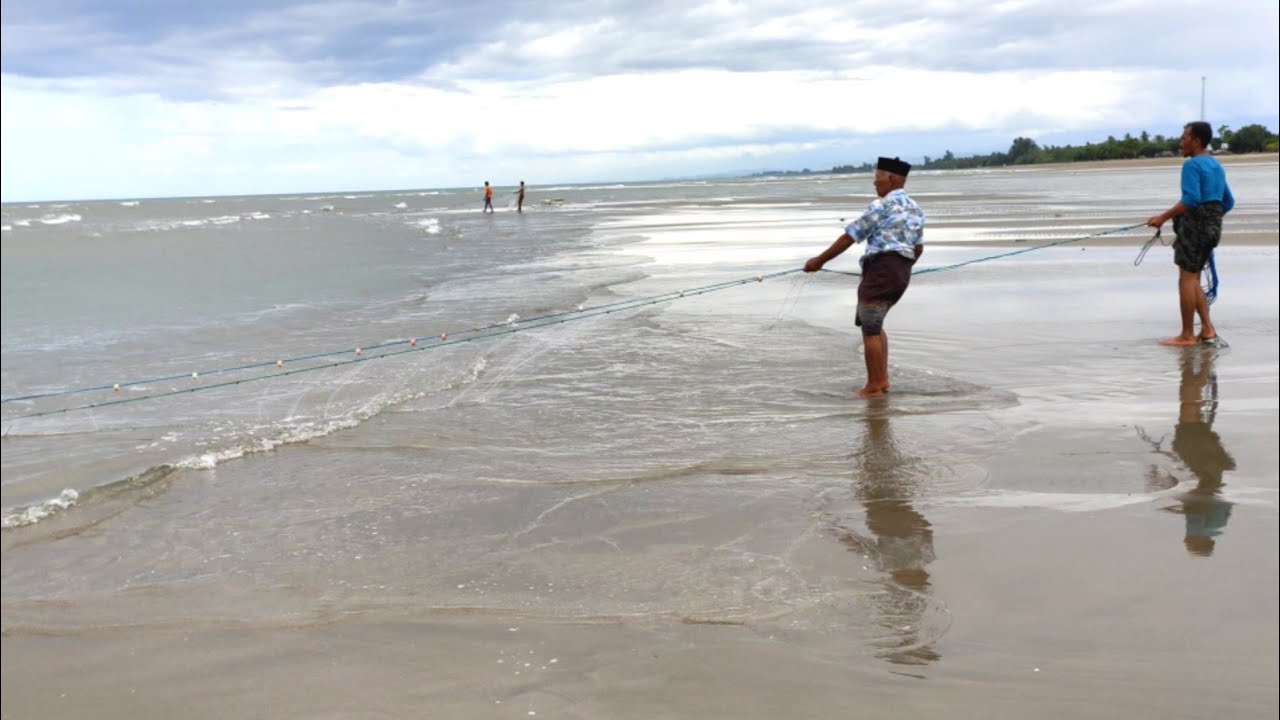 Begini Cara Nelayan Kuala Batee menangkap Ikan Menggunakan Jaring Pukat ...