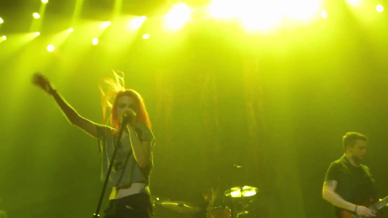 Hello Cold World *FIRST TIME EVER PLAYED!* -Paramore 8/14/12 - YouTube