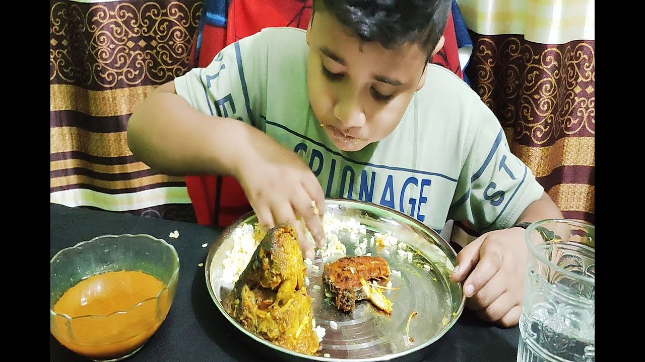 Fish curry with fish fry eating with petuk rafi/eating food /petuk rafi ...