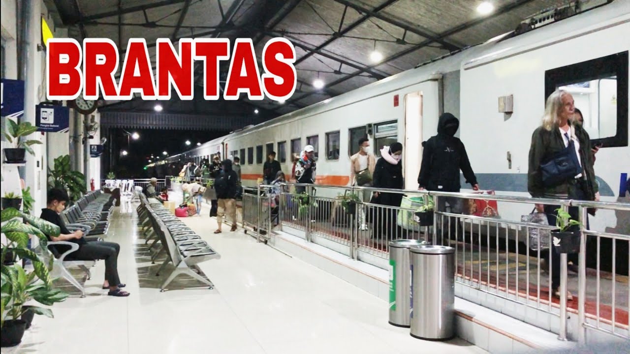 Kereta api Brantas masuk stasiun Tulungagung. Arus mudik hari ke 3 ...