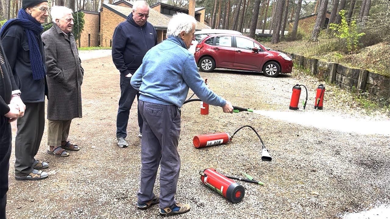 Utilisation des extincteurs au monastère de Clerlande - YouTube