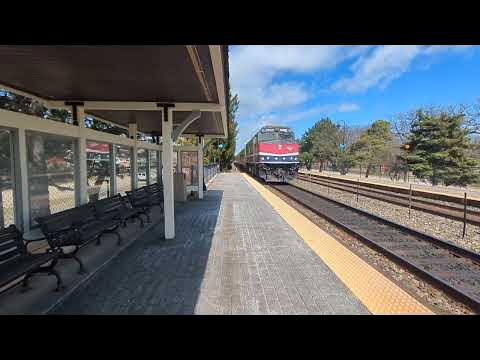 Amtrak Hiawatha set 334 at Deerfield today - YouTube