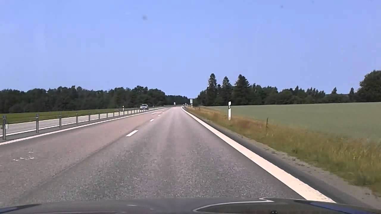 Narrowing 2+1 road - YouTube