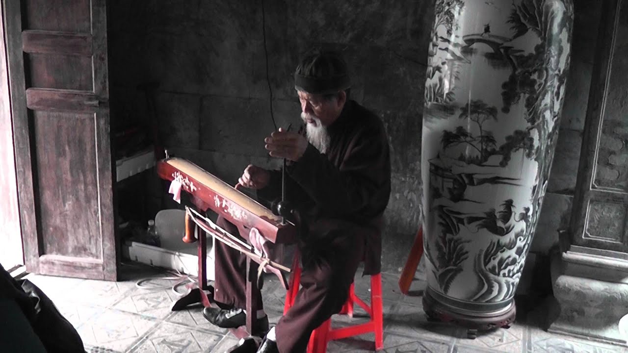 Monk playing the one-string Dan Bau in Ninhbinh Vietnam - YouTube