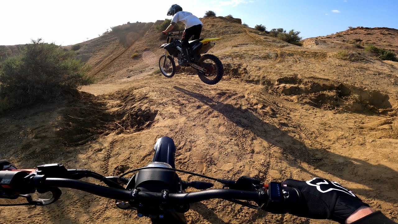 72v Modded Surron en Circuito de Motocross - YouTube