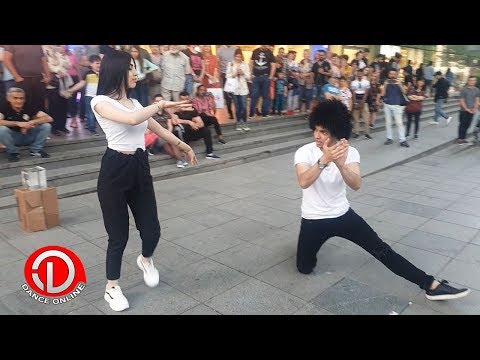 Ağ köynekli qizin Tblisi'de Mohteshem Reqsi ❤