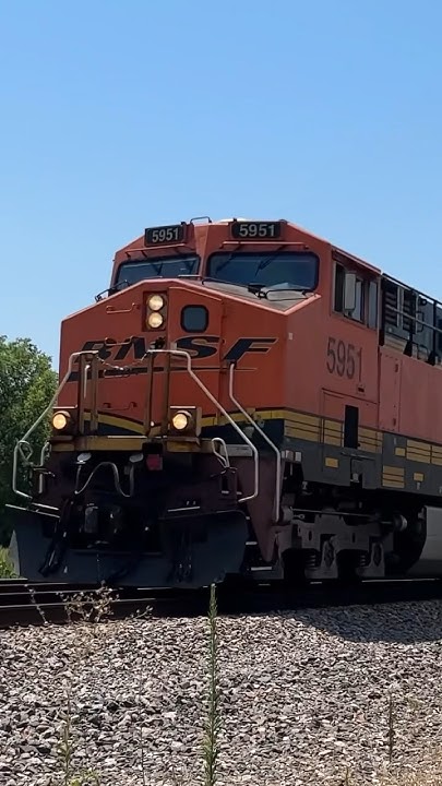 70 mph BNSF Z train flying east!! #bnsf #railroad #bnsftrains #railway #bnsfrailway - YouTube
