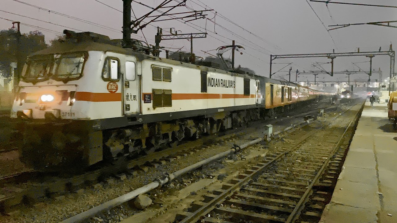 Vadodara WAP7 Pulling New Delhi - Mumbai TEJAS Rajdhani Express - YouTube