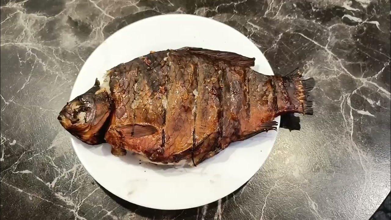 Огромный карась горячего копчения своими руками? - YouTube