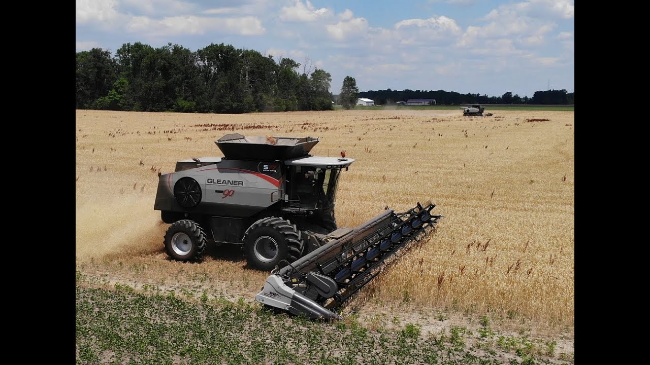 Gleaner R75 and Gleaner S77 - YouTube