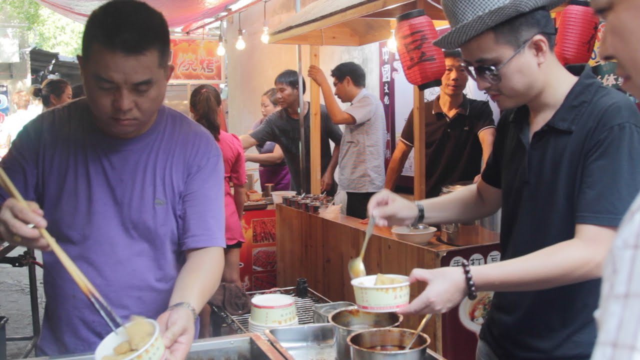Ordering Chinese street food like a local in Mandarin Chinese - YouTube