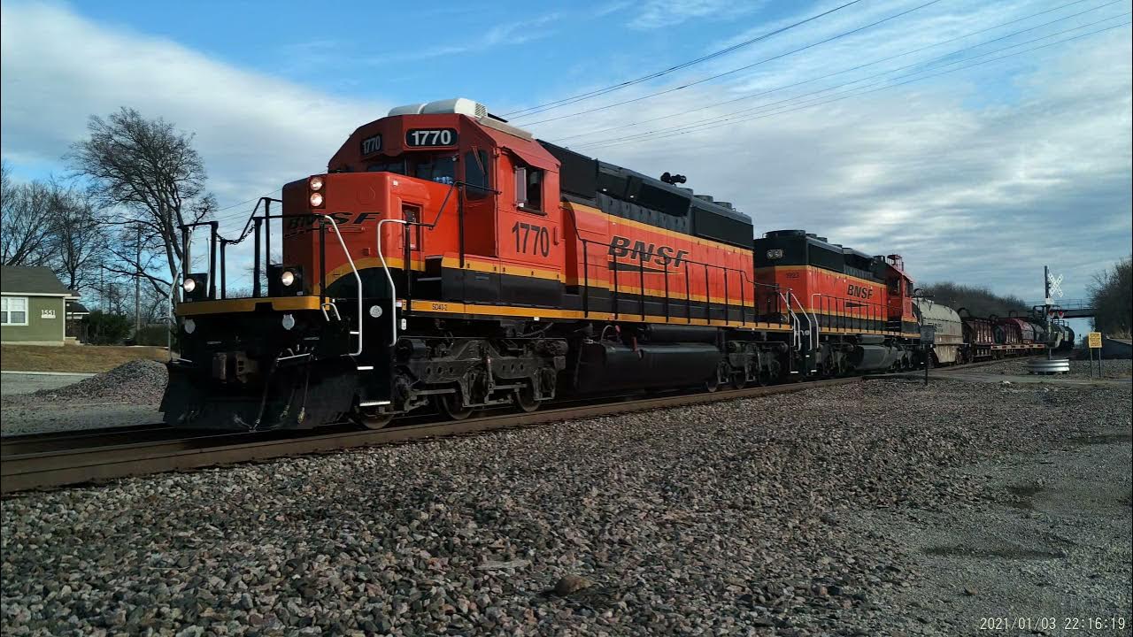 [4K] Short BNSF train - YouTube