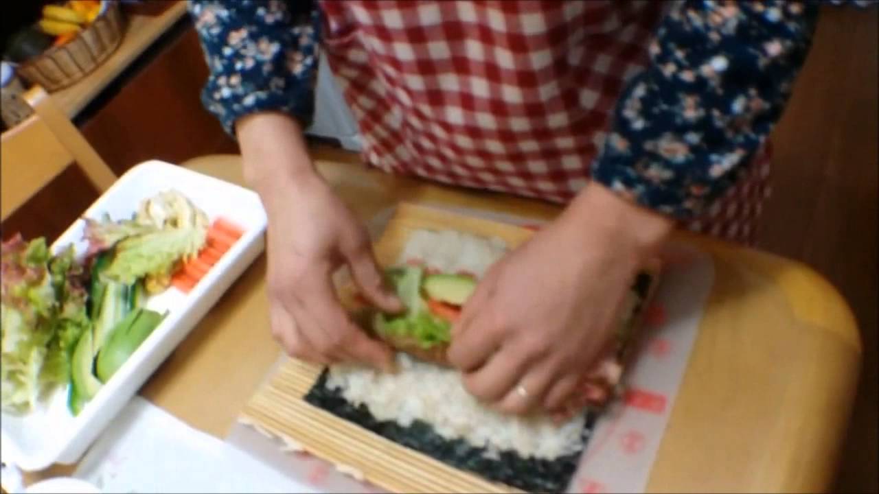 O rolo de sushi 【EHOUMAKI】 para o SETSUBUN 【恵方まき】 作り方 - YouTube