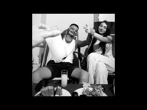 Kolarında gülerek ölmüş biri`