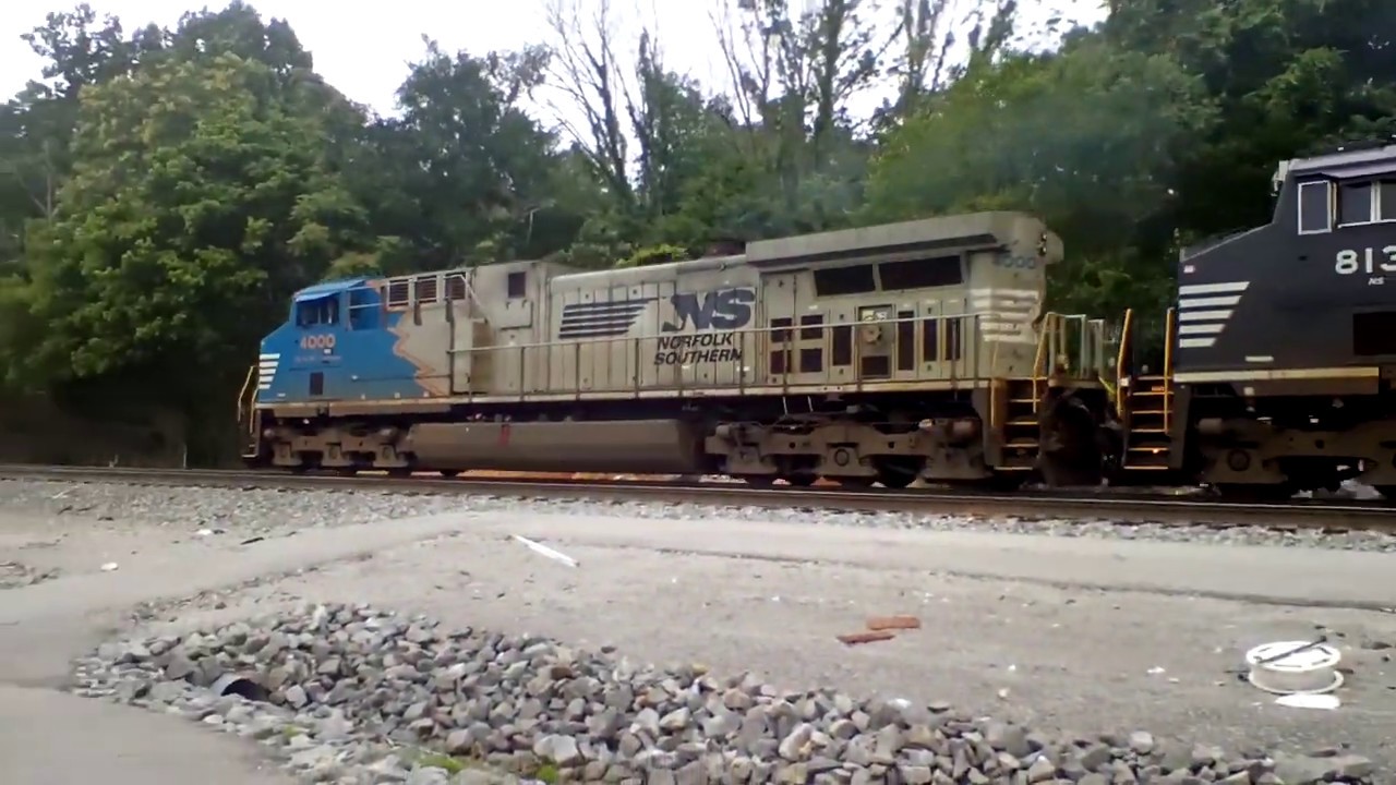 NS 4000 leads NS 174 with NS 8132 thru Burnside - YouTube