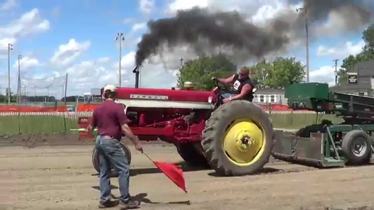 Farmall 560 Pulling 6500 5mph - YouTube