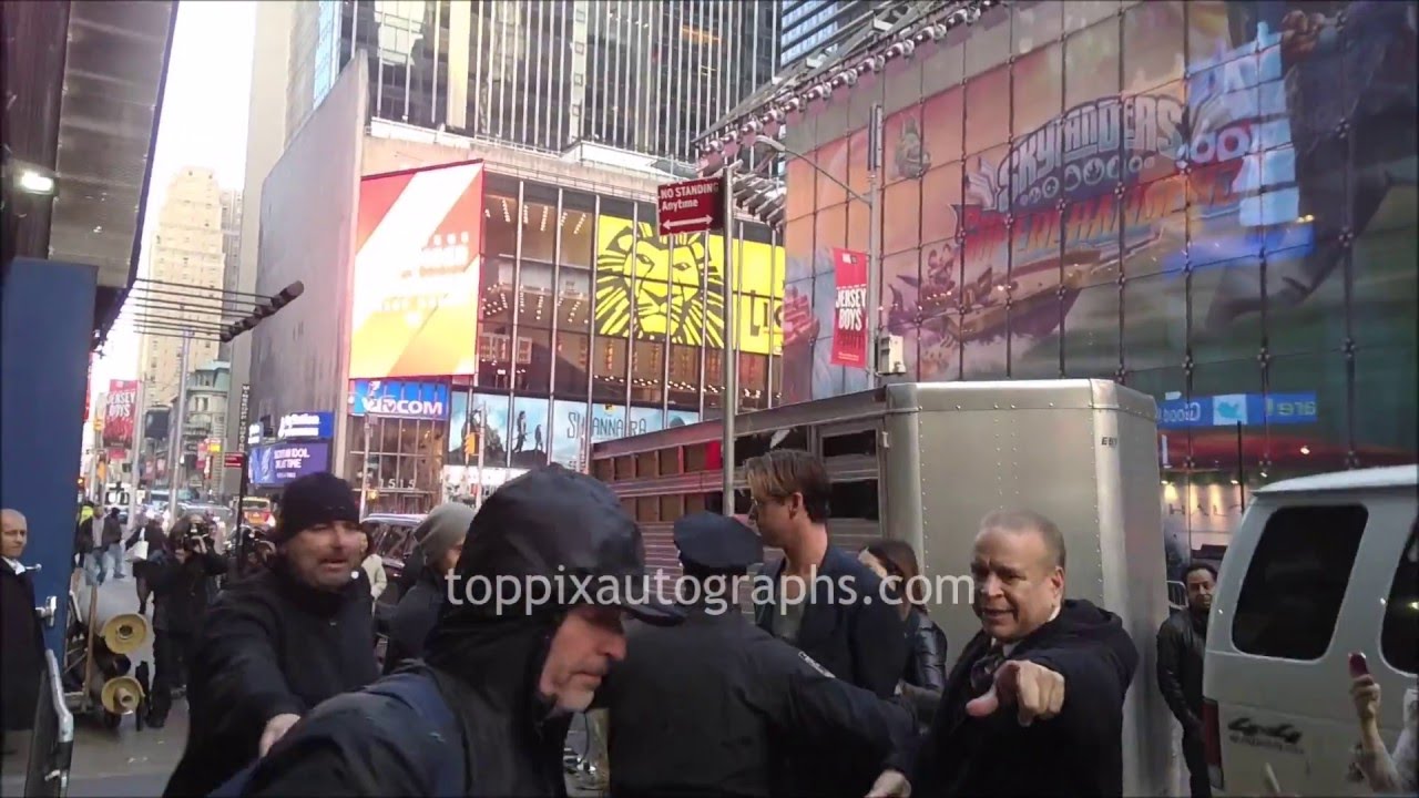 Chris Hemsworth - SIGNING AUTOGRAPHS while promoting in NYC - YouTube