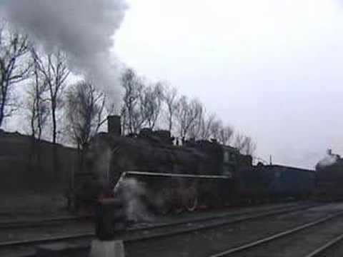 Chinese Steam - Departure with wheelslip, SY class #1095 pulls a heavy ...