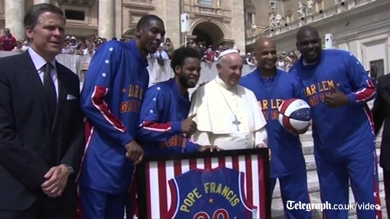 Pope Francis does basketball tricks with The Harlem Globetrotters - YouTube