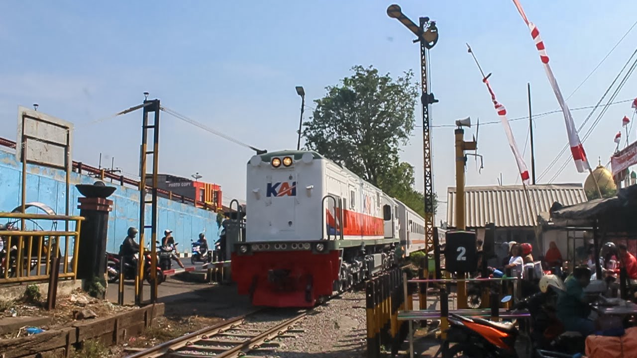 Railroad Crossing Perlintasan Kereta Api Pasar Waru Commuter Line ...