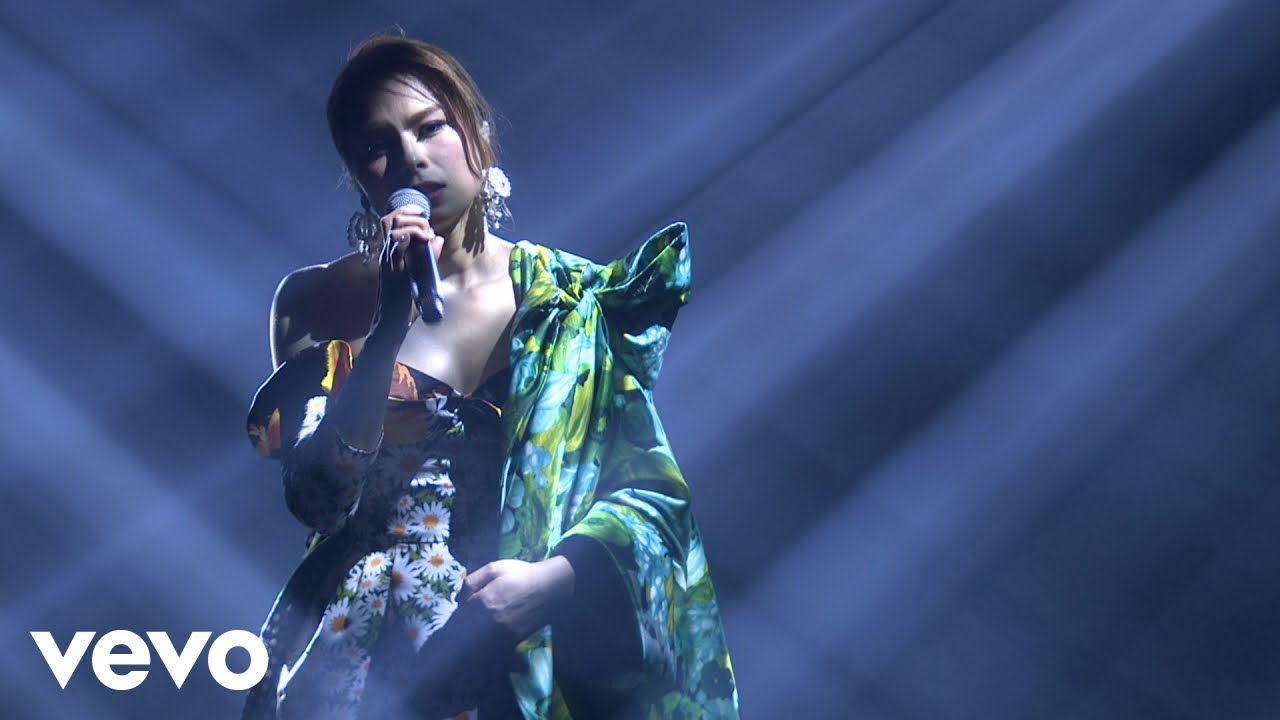 Gin Lee - 《很堅強》(Live) - YouTube