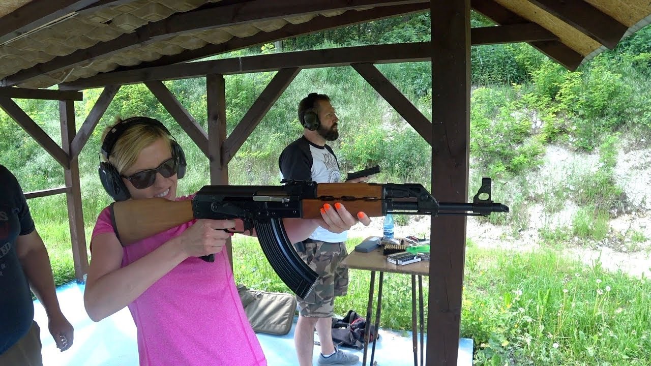 Dziewczyna na strzelnicy - AK 47, Uzi, Glauberyt, Glock - YouTube