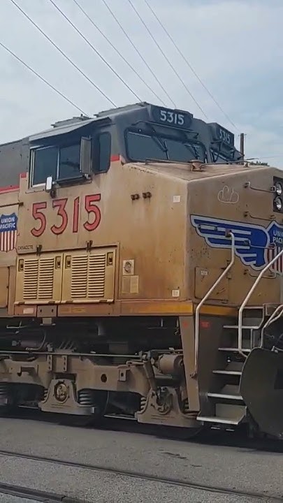 old Norfolk Southern Dash 9 with old Conrail boxes - YouTube