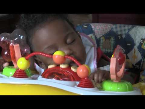 Mi sobrinita (Jade) durmiendo en el andador