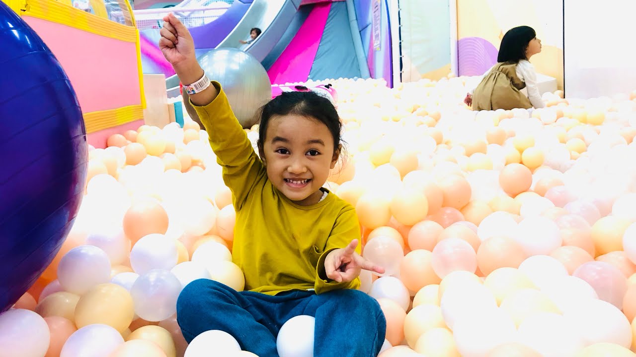 Bermain Bola Blounce dan Panjat-Panjatan di Playground | Bermain Pasir ...