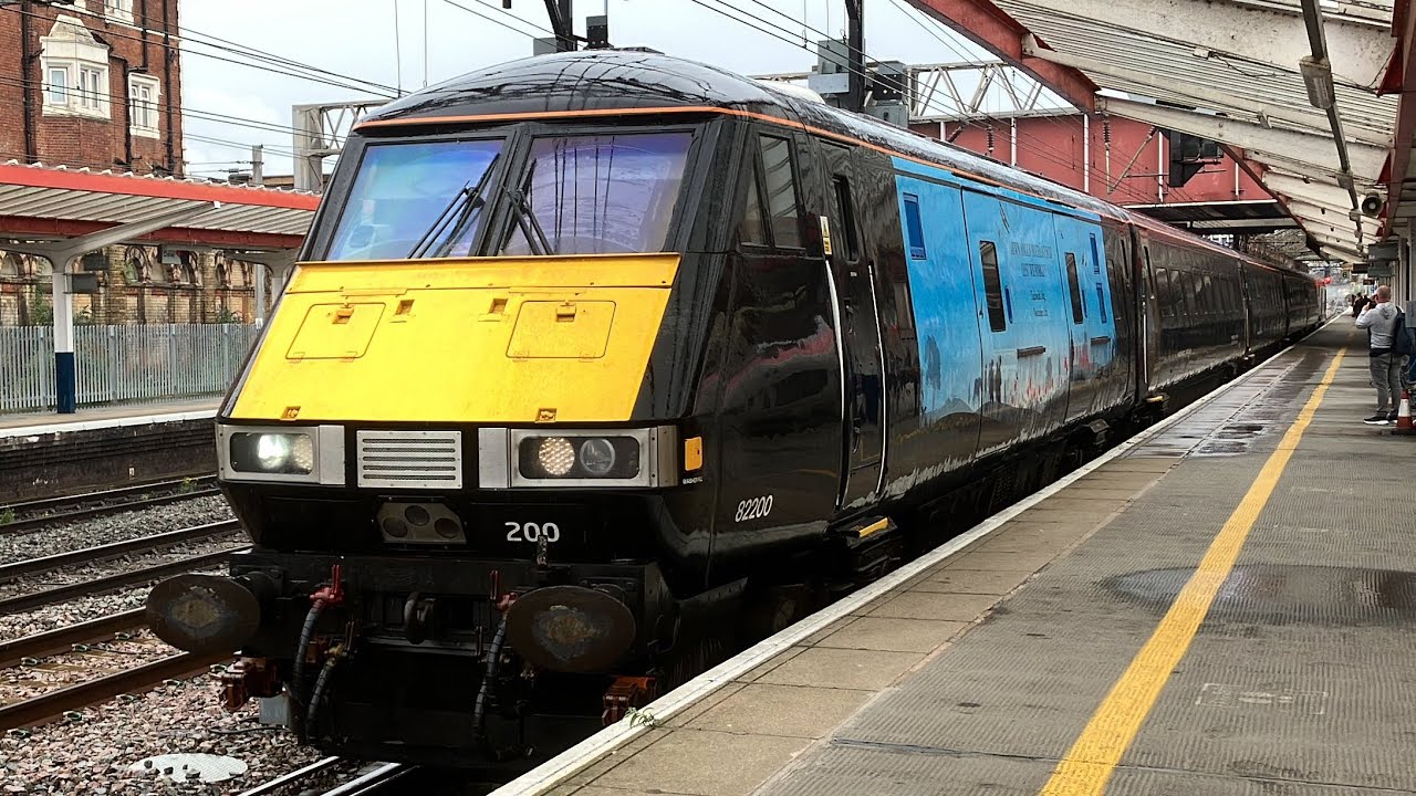 67017 + 82200 Transport for Wales leaving Crewe railway station - YouTube
