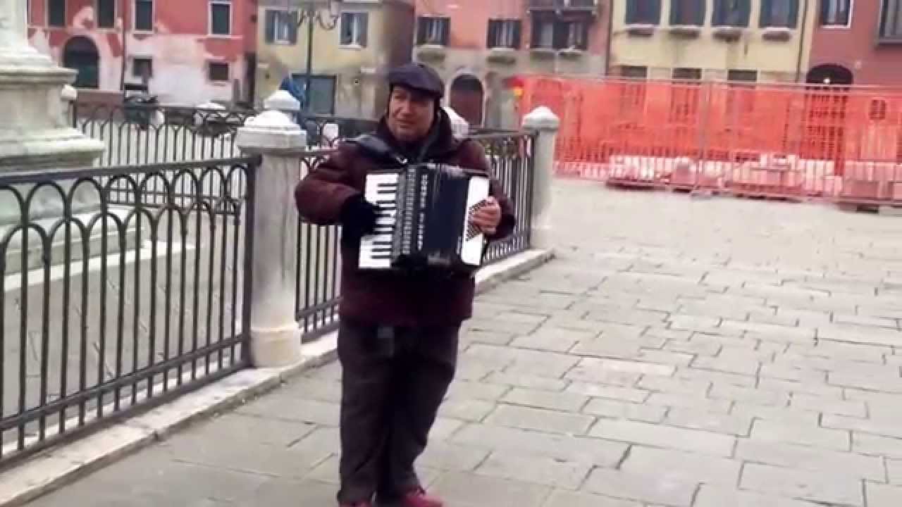 Street artist singing Christmas songs in Venice, Italy - YouTube